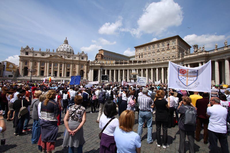 Crowds in the Vatican Museum Editorial Photo - Image of church ...