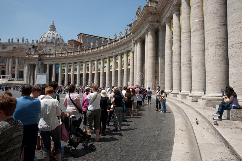 Vatican City crowd. editorial photography. Image of portico - 20576042