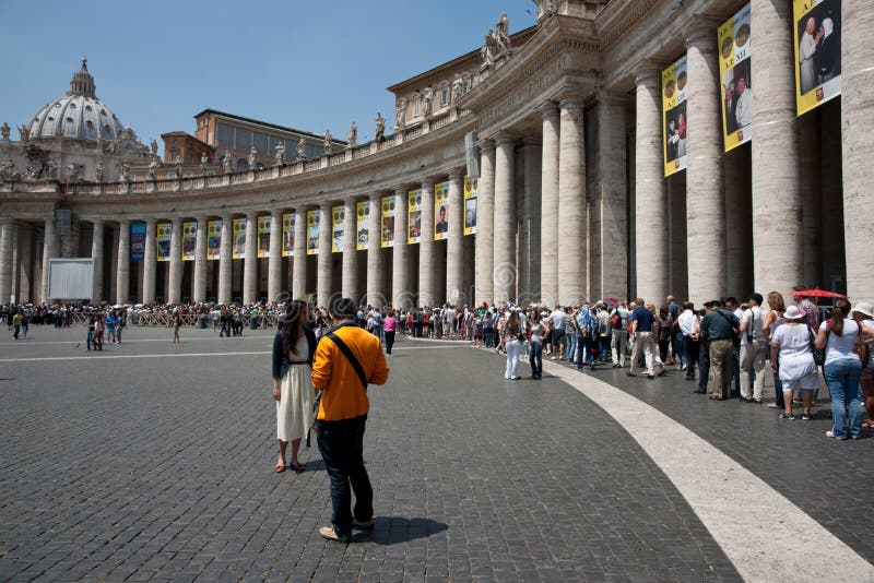 Vatican City crowd. editorial photography. Image of portico - 20576042