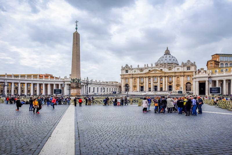 VATICAN CITY, VATICAN - MARCH 25 2015: St. Peter`s Square Editorial ...
