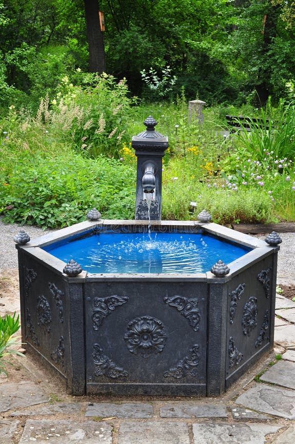 Vattenbrunn fotografering för bildbyråer. Bild av pöl - 32346143