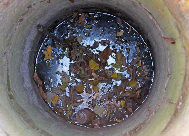 Vattnet Torkar Ut I Brunnen Arkivfoto - Bild av tappning, land: 76538870