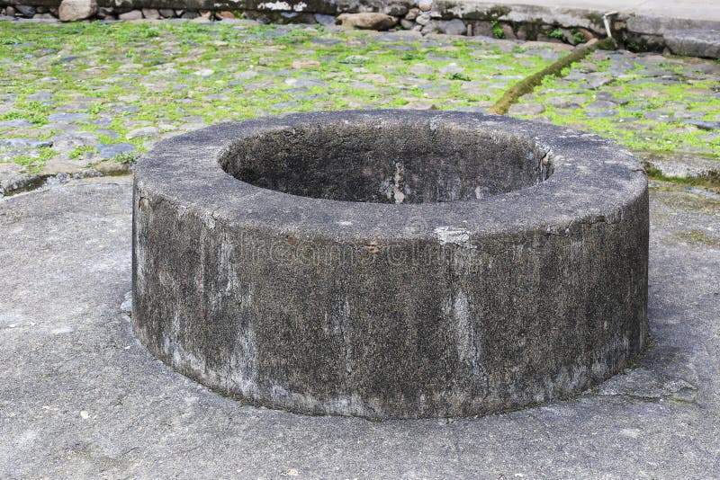 Vattenbrunn arkivfoto. Bild av rektor, rör, land, vatten - 40744266