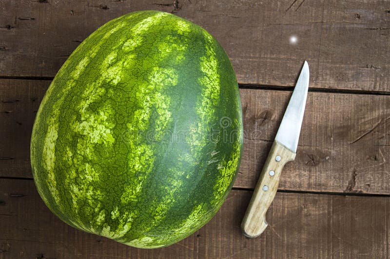 Vattenmelon I Sommar, Hel Vattenmelon Och Knivbild Arkivfoto - Bild av ...