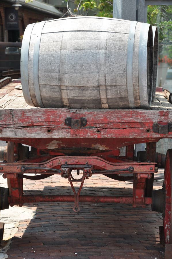 Vecchi barilotti di legno fotografia stock. Immagine di bevanda - 48947452