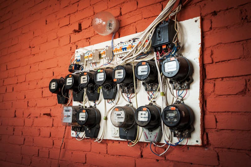 Vecchi contatori elettrici fotografia stock. Immagine di parete - 36997438