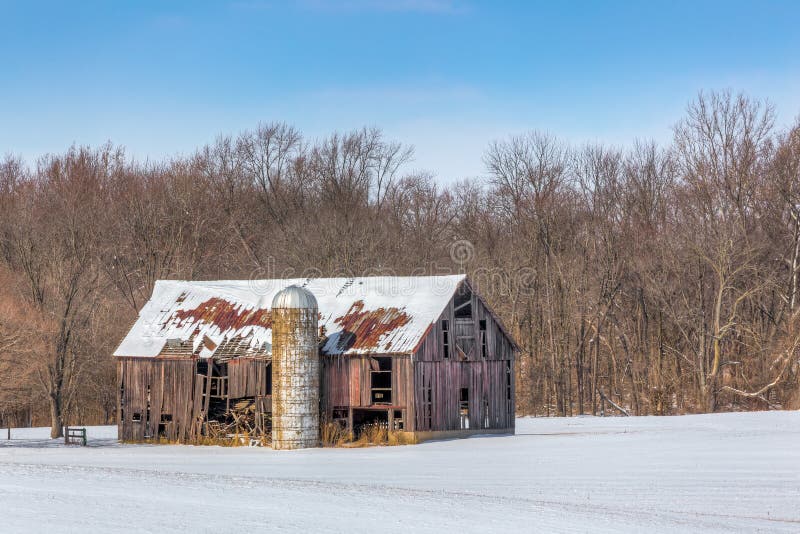 Vecchi Granaio E Silo Di Snowy Immagine Stock - Immagine di paese ...