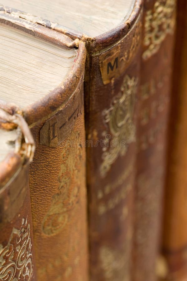 Libri antichi, dettaglio fotografia stock. Immagine di conoscenza - 9636198
