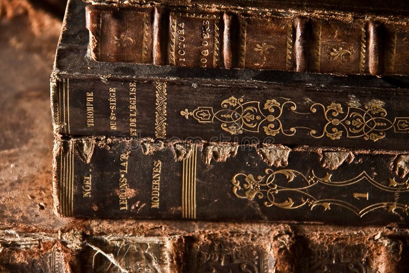 Vecchi libri impolverati immagine stock. Immagine di libreria - 13293511