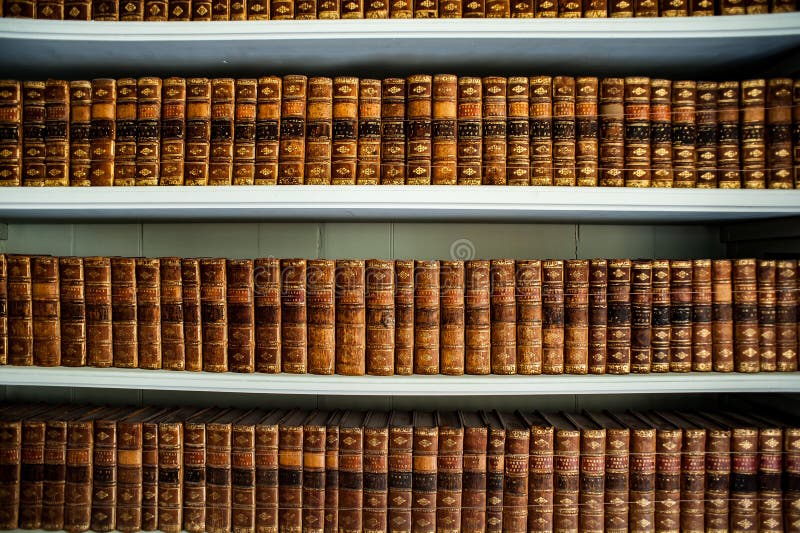 Vecchi Libri in Una Biblioteca Antica Fotografia Stock - Immagine di ...