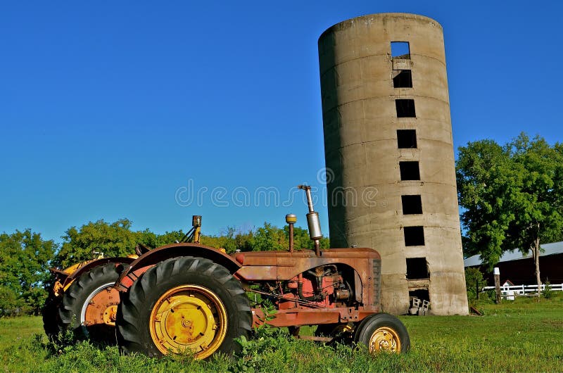 Vecchi trattori e silo immagine stock. Immagine di abbandonato - 38934849