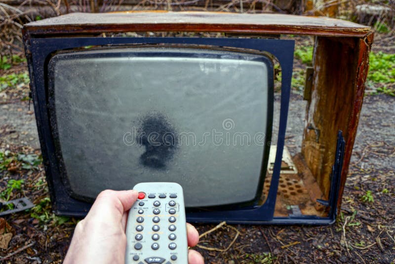 Vecchi TV E Telecomando Nella Mano Sulla Via Fotografia Stock ...
