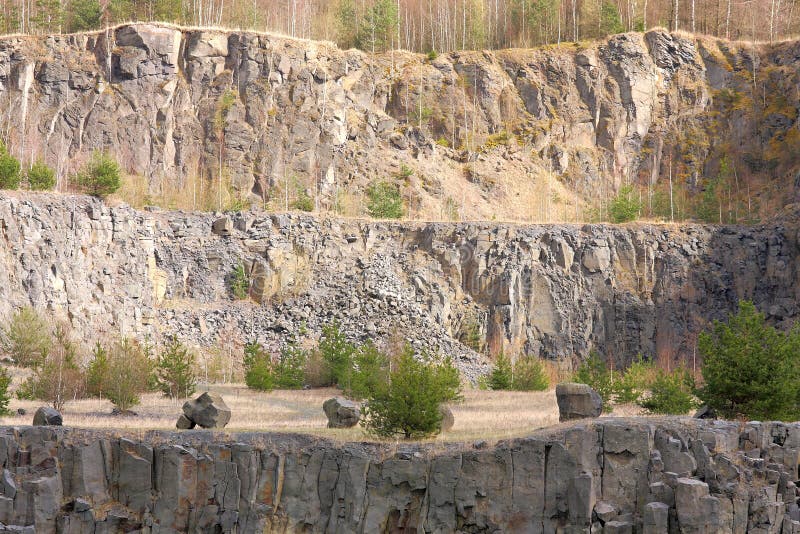 Vecchia Cava Del Basalto Nelle Montagne Del Minerale Metallifero ...