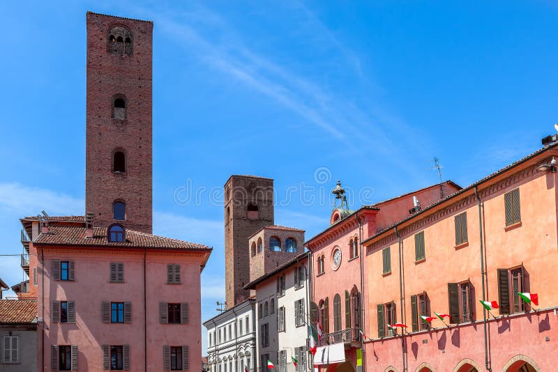 Vecchia Città Di Alba, Italia Fotografia Stock - Immagine di corsa ...