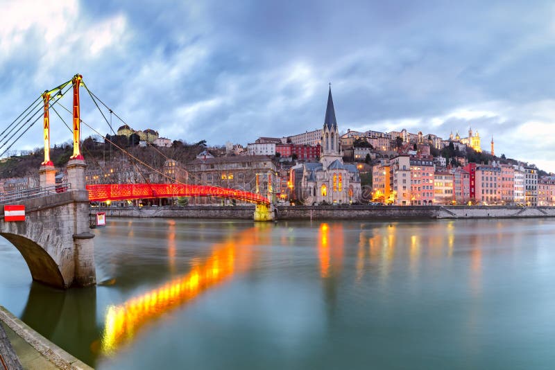 Vista Di Lione Di Notte Dalla Passerella Fotografia Stock - Immagine di ...