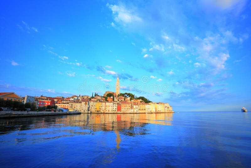 Vista Panoramica Sulla Vecchia Città Rovigno Al Tramonto Con La ...