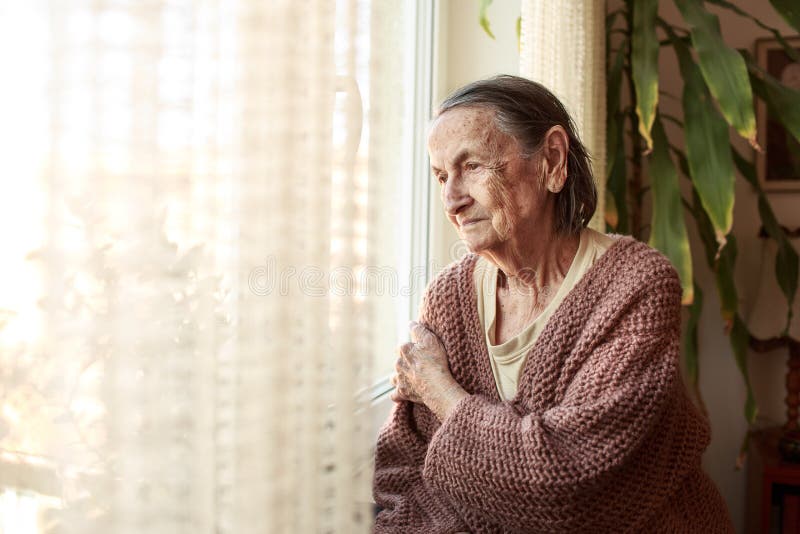 Ritratto Di Una Vecchia Donna Che Indossa Una Maschera Chirurgica ... Ritratto Di Una Vecchia Donna Che Indossa Una Maschera Chirurgica ...