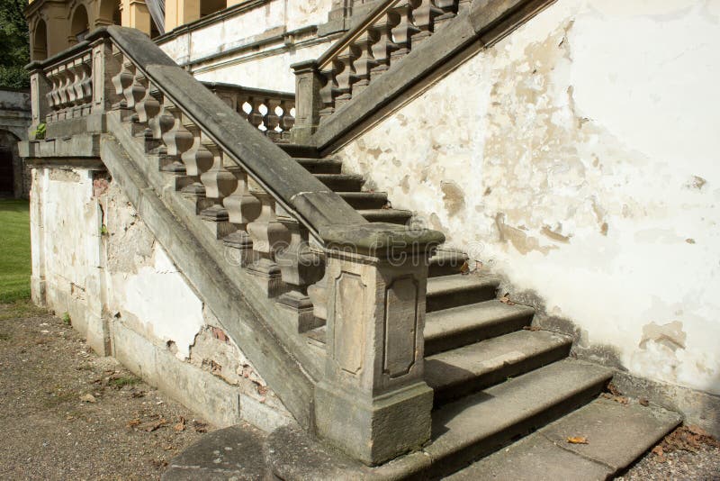 Vecchia Scala Del Castello E Pareti Incrinate Fotografia Stock ...