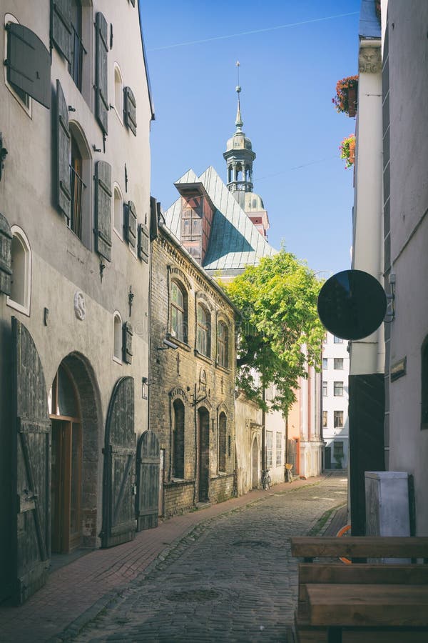 Vecchia Via Stretta Nella Città Di Riga Immagine Stock - Immagine di ...