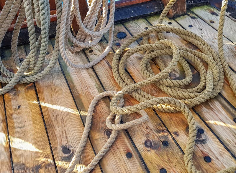 Corde Spesse Di Una Nave Taues Immagine Stock - Immagine di corde, duro ...