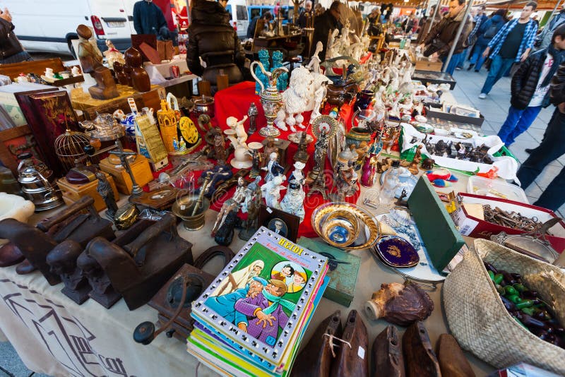 Vecchie Cose Al Mercato Delle Pulci Di Mercat De Encants a Barcellona ...