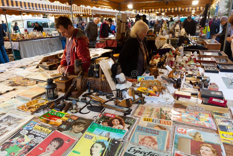 Vecchie Cose Al Mercato Delle Pulci Di Mercat De Encants a Barcellona ...