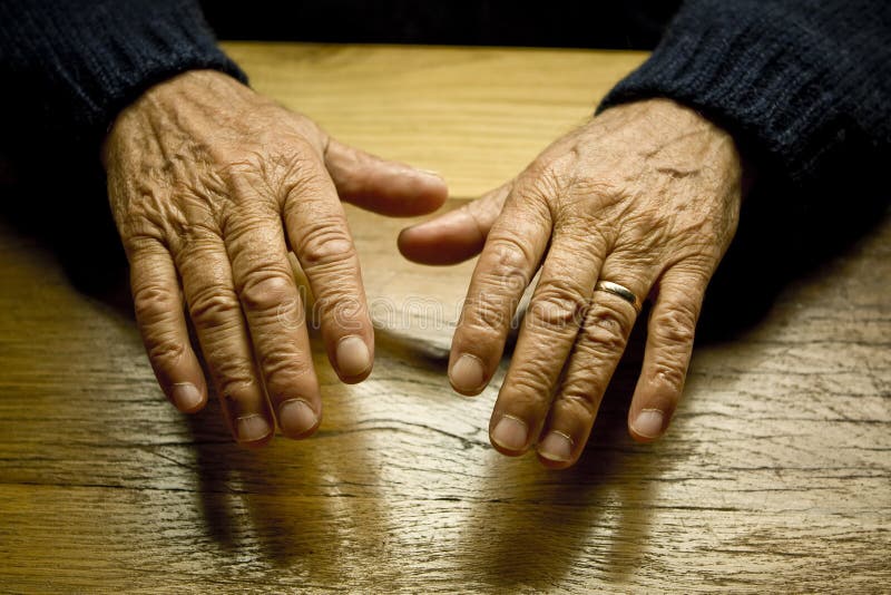 Vecchie mani maschii fotografia stock. Immagine di barrette - 6843044