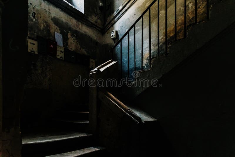 Vecchie Scale Di Pietra Nell'atrio Buio Di Un Edificio Dismesso Nella ...