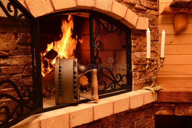 Vecchio camino con fuoco immagine stock. Immagine di legno - 85859941