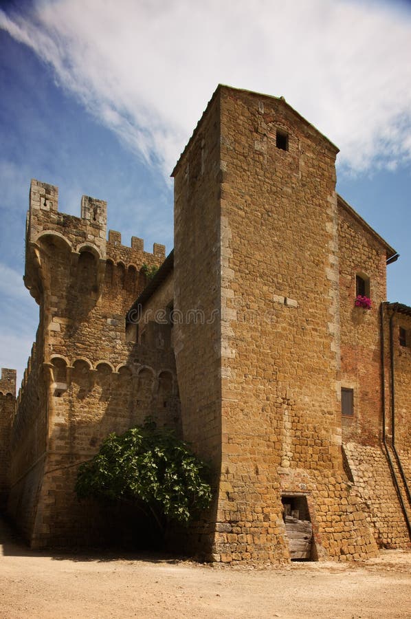 Vecchio Castello Italiano in Toscana Fotografia Stock - Immagine di ...