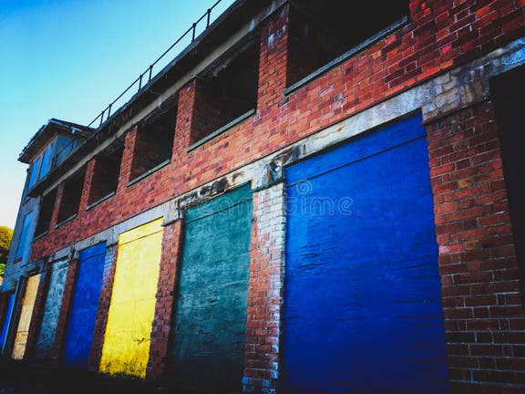 Vecchio Edificio a Decrepito Con Finestre Bloccate Immagine Stock ...