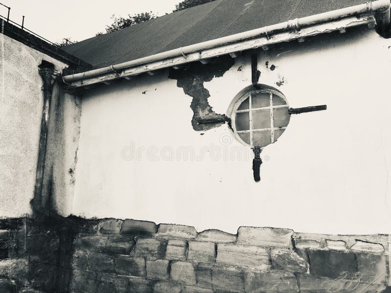 Vecchio Edificio a Decrepito Con Una Finestra Rotonda Immagine Stock ...