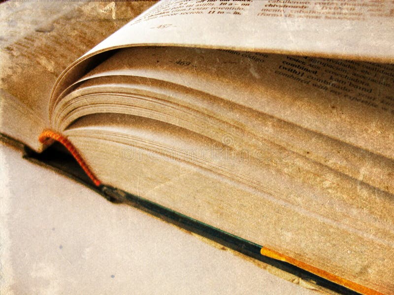 Vecchio Libro Rilegato Di Cuoio Che Mette Su Uno Scaffale Per Libri Di ...