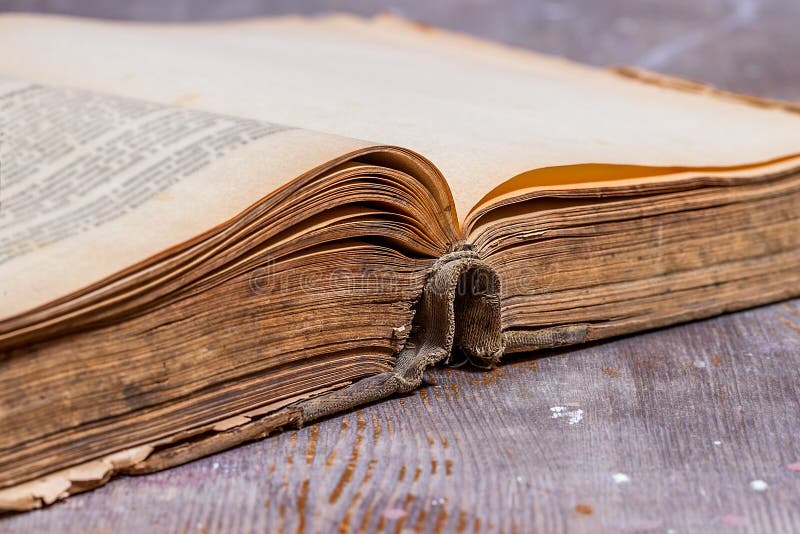 Vecchio Libro Aperto Sulla Tavola Rustica Fotografia Stock - Immagine ...