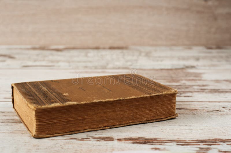 Vecchio Libro Chiuso Fondo Di Legno Fotografia Stock - Immagine di ...