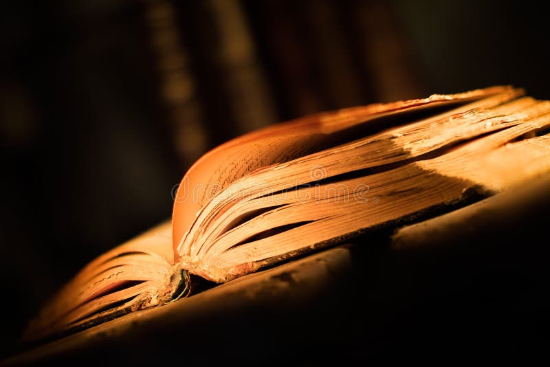 Vecchio Libro Con Pagine Aperte E Penna D'oca Su Un Tavolo Di Legno ...