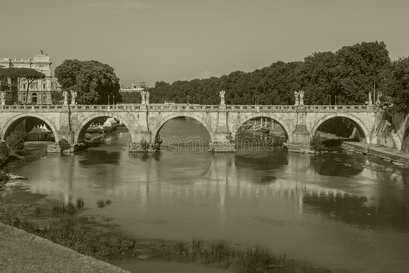 Vecchio Ponte a Roma Nella Seppia in Bianco E Nero Per Il Viaggio E Il ...