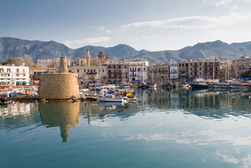 Vecchio Porto Di Kyrenia, Isola Del Cipro, Con Il Vecchio Faro in Vista ... Vecchio Porto Di Kyrenia, Isola Del Cipro, Con Il Vecchio Faro in Vista ...
