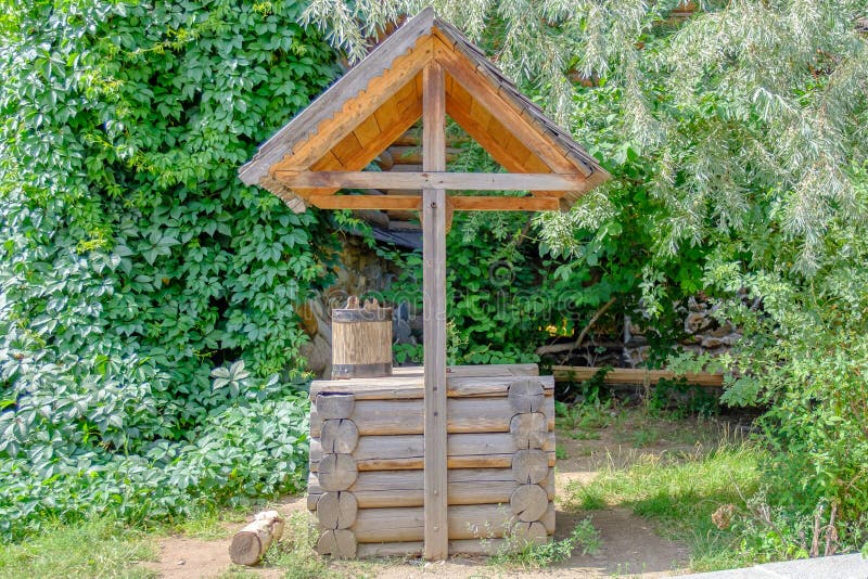 Vecchio Pozzo Di Legno Con Il Secchio Nello Stile Rustico Fotografia ...