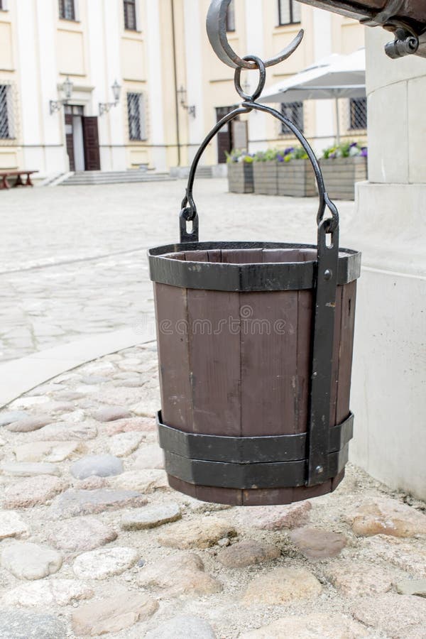 Vecchio Secchio Di Legno Che Appende Vicino Ad Un Pozzo Medievale ...