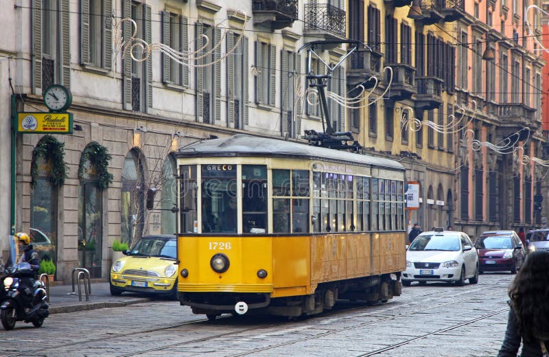 Vecchio Tram Giallo Tradizionale Sulla Via Di Milano Immagine Stock ...