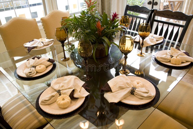 Mesa de comedor lujosa foto de archivo. Imagen de formal - 3537796