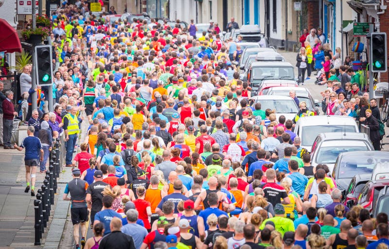 Veel mensen het lopen redactionele afbeelding. Image of agenten - 98925460