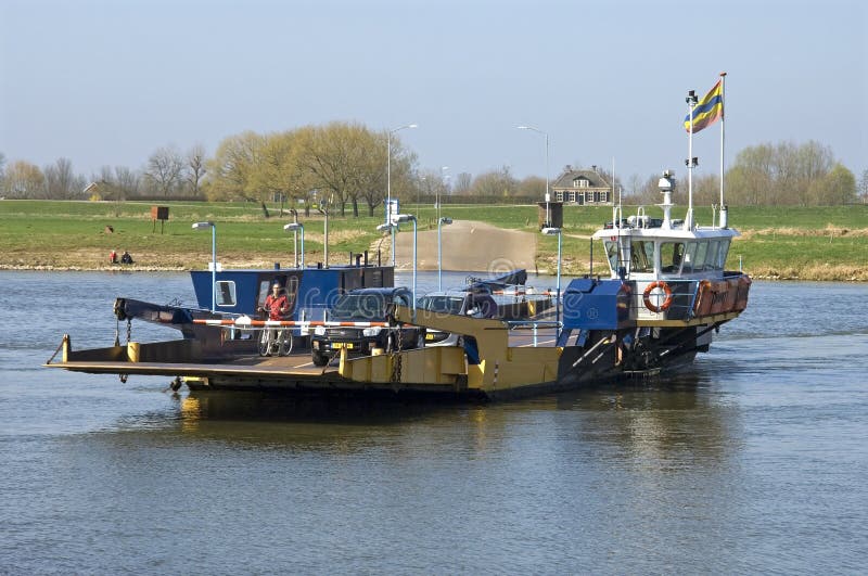 Veerboot Die Auto's En Fietser Vervoeren Redactionele Fotografie ...