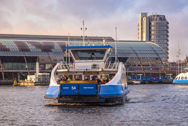 Veerboot Over IJ (IJveer) in Het Centrum Van Amsterdam Redactionele ...