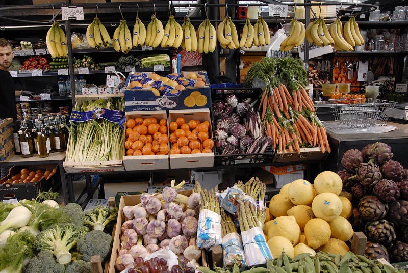 VEGES ET BOUTIQUE DE FRUIT photographie éditorial. Image du légumes ...