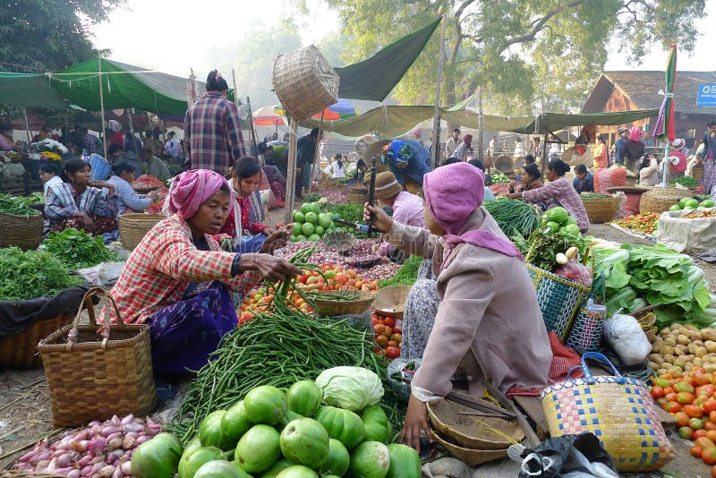 Pakistan street market editorial photography. Image of crowd - 17709112