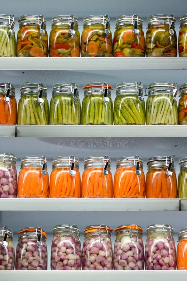 Conservas Enlatadas Diferentes Do Vegetal Em Uns Frascos Na Prateleira ...