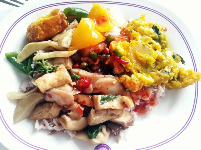 Vegetarian, Sund Mat Med Den Organiska Beta Och Morotsoppa Arkivfoto ...