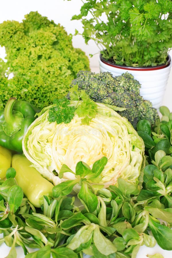 Comida Sana Con Las Verduras Verdes, Frutas Para La Cena En Mofa Gris ...